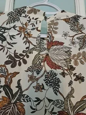 Reitmans | Tops | Reitmans Cream Floral Buttonback Blouse With Earth ...